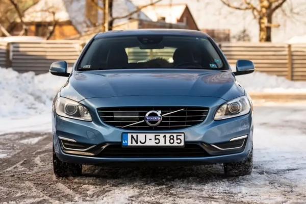 Zils Volvo V60 2013 Jelgava, ar dzinēja tilpumu 2.40 L un nobraukumu 275 tūkst. km par 14300 €, foto 2 vietnē AUTOMOTO.COM.LV