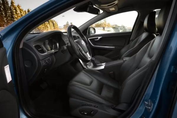 Zils Volvo V60 2013 Jelgava, ar dzinēja tilpumu 2.40 L un nobraukumu 275 tūkst. km par 14300 €, foto 10 vietnē AUTOMOTO.COM.LV