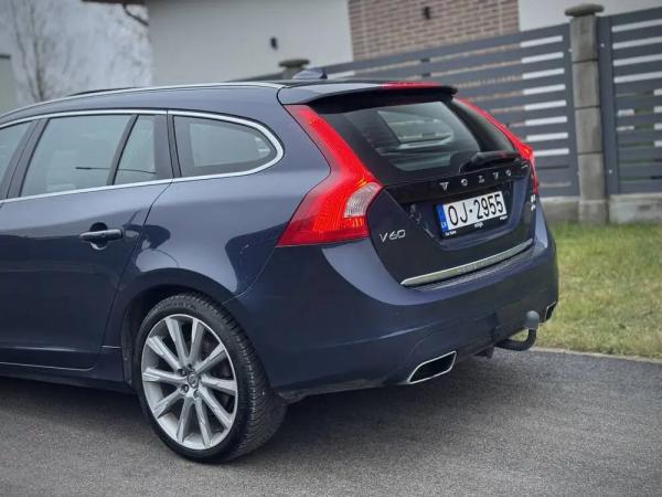 Zils Volvo V60 2013 Jelgava, ar dzinēja tilpumu 2.40 L un nobraukumu 227 tūkst. km par 6900 €, foto 3 vietnē AUTOMOTO.COM.LV