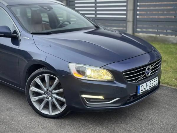 Zils Volvo V60 2013 Jelgava, ar dzinēja tilpumu 2.40 L un nobraukumu 227 tūkst. km par 6900 €, foto 5 vietnē AUTOMOTO.COM.LV