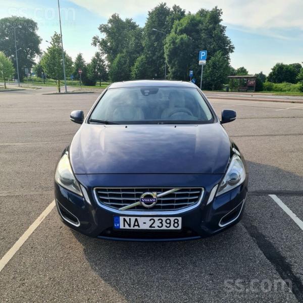 Blue Volvo V60 2013 in Daugavpils, with an engine capacity of 2.00 L and mileage of 295 thousand km for 4600 €, photo 1 on AUTOMOTO.COM.LV