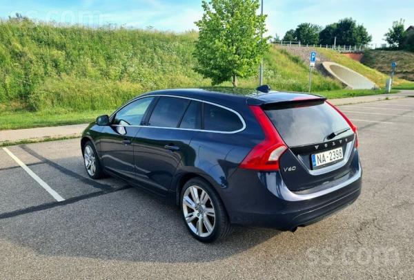 Blue Volvo V60 2013 in Daugavpils, with an engine capacity of 2.00 L and mileage of 295 thousand km for 4600 €, photo 4 on AUTOMOTO.COM.LV
