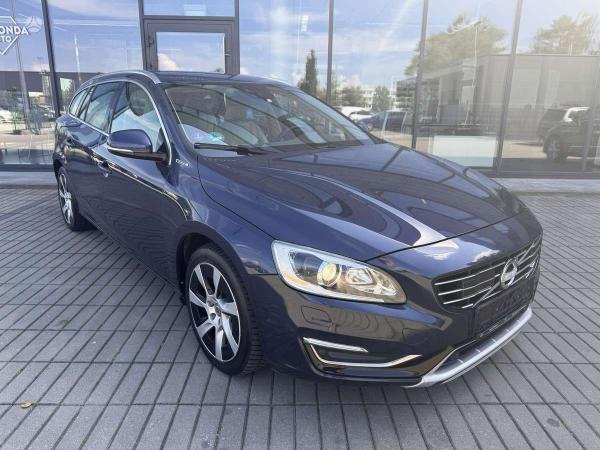 Blue Volvo V60 2013 in Kaunas, with an engine capacity of 2.40 L and mileage of 319 thousand km for 6500 €, photo 3 on AUTOMOTO.COM.LV