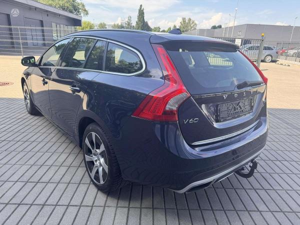 Blue Volvo V60 2013 in Kaunas, with an engine capacity of 2.40 L and mileage of 319 thousand km for 6500 €, photo 5 on AUTOMOTO.COM.LV