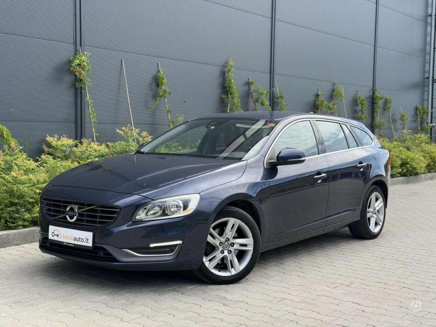 Blue Volvo V60 2013 in Vilnius, with an engine capacity of 1.60 L and mileage of 377 thousand km for 3999 €, photo 1 on AUTOMOTO.COM.LV