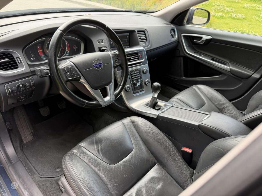 Blue Volvo V60 2013 in Vilnius, with an engine capacity of 1.60 L and mileage of 377 thousand km for 3999 €, photo 19 on AUTOMOTO.COM.LV