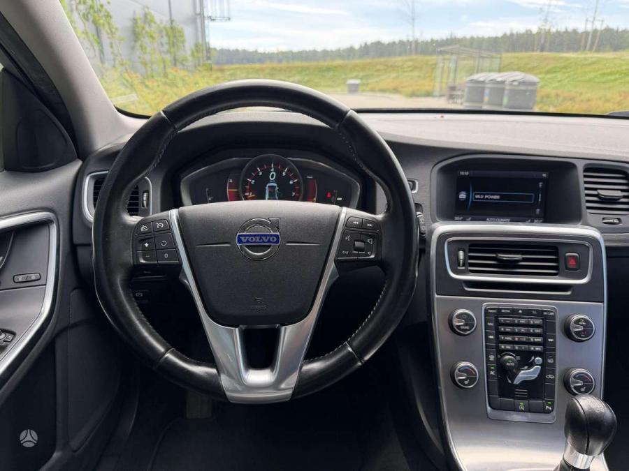 Blue Volvo V60 2013 in Vilnius, with an engine capacity of 1.60 L and mileage of 377 thousand km for 3999 €, photo 21 on AUTOMOTO.COM.LV