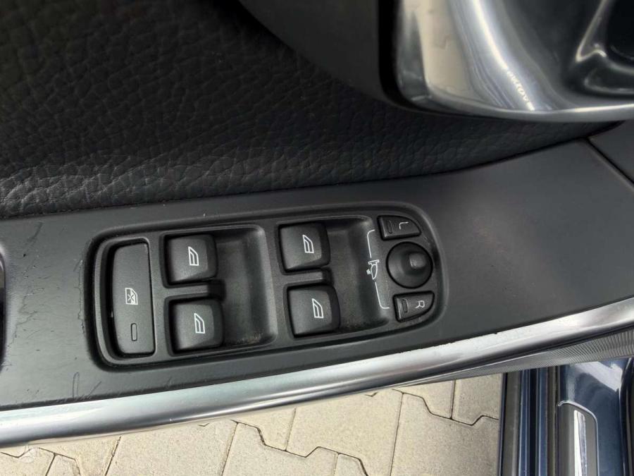 Blue Volvo V60 2013 in Vilnius, with an engine capacity of 1.60 L and mileage of 377 thousand km for 3999 €, photo 24 on AUTOMOTO.COM.LV