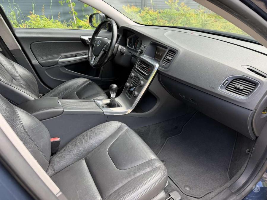Blue Volvo V60 2013 in Vilnius, with an engine capacity of 1.60 L and mileage of 377 thousand km for 3999 €, photo 28 on AUTOMOTO.COM.LV