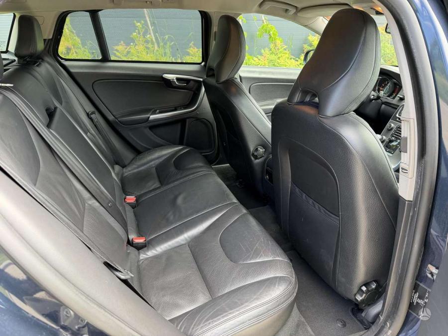 Blue Volvo V60 2013 in Vilnius, with an engine capacity of 1.60 L and mileage of 377 thousand km for 3999 €, photo 29 on AUTOMOTO.COM.LV