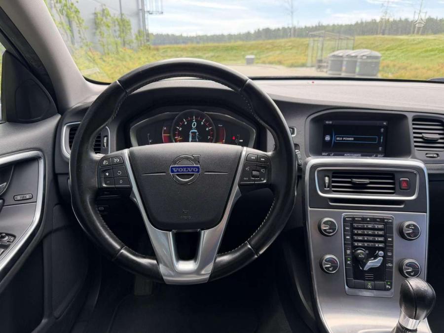Blue Volvo V60 2013 in Vilnius, with an engine capacity of 1.60 L and mileage of 377 thousand km for 3999 €, photo 33 on AUTOMOTO.COM.LV