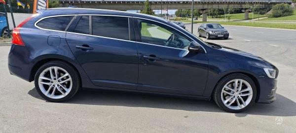 Blue Volvo V60 2013 in Kaunas, with an engine capacity of 2.40 L and mileage of 252 thousand km for 5999 €, photo 6 on AUTOMOTO.COM.LV