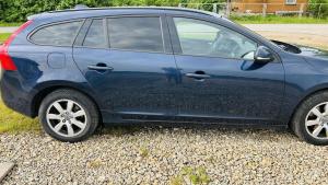 Blue Volvo V60 2013 in Vilnius, with an engine capacity of 1.56 L and mileage of 287 thousand km for 6690 €, photo 4 on AUTOMOTO.COM.LV