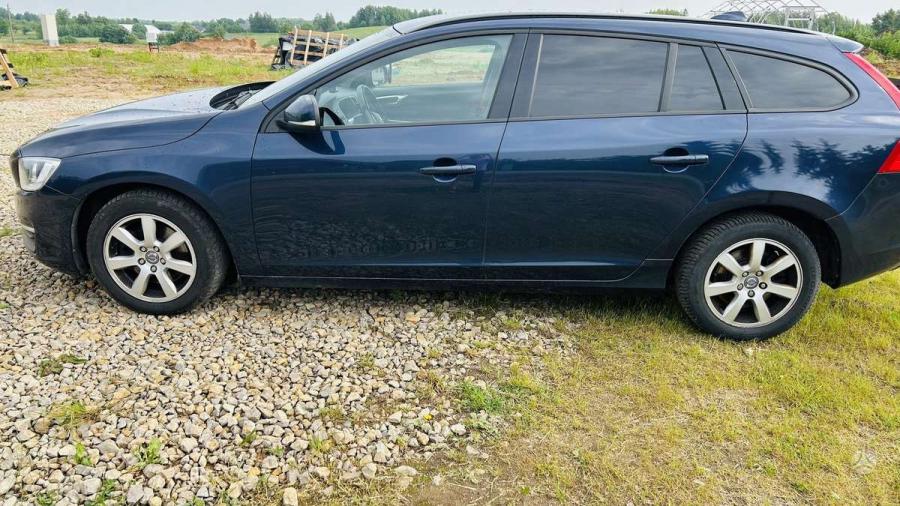 Blue Volvo V60 2013 in Vilnius, with an engine capacity of 1.56 L and mileage of 287 thousand km for 6690 €, photo 5 on AUTOMOTO.COM.LV