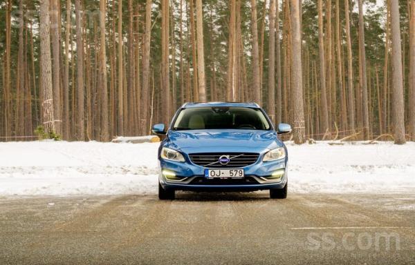 Zils Volvo V60 2013 Rīga, ar dzinēja tilpumu 2.40 L un nobraukumu 334 tūkst. km par 4590 €, foto 3 vietnē AUTOMOTO.COM.LV