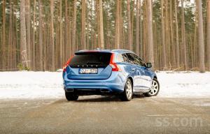 Zils Volvo V60 2013 Rīga, ar dzinēja tilpumu 2.40 L un nobraukumu 334 tūkst. km par 4590 €, foto 6 vietnē AUTOMOTO.COM.LV