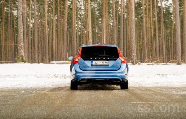 Zils Volvo V60 2013 Rīga, ar dzinēja tilpumu 2.40 L un nobraukumu 334 tūkst. km par 4590 €, foto 6 vietnē AUTOMOTO.COM.LV