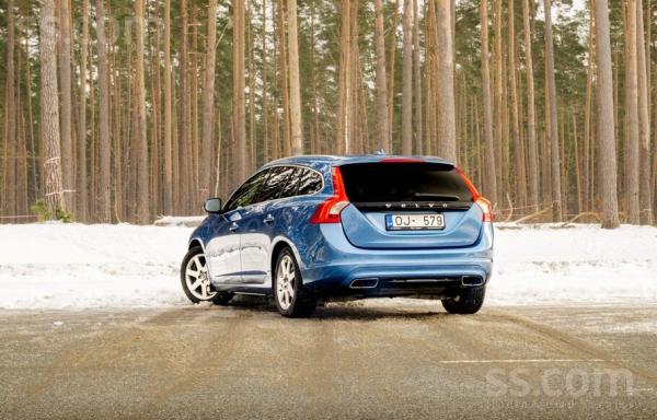 Zils Volvo V60 2013 Rīga, ar dzinēja tilpumu 2.40 L un nobraukumu 334 tūkst. km par 4590 €, foto 7 vietnē AUTOMOTO.COM.LV