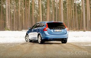 Zils Volvo V60 2013 Rīga, ar dzinēja tilpumu 2.40 L un nobraukumu 334 tūkst. km par 4590 €, foto 8 vietnē AUTOMOTO.COM.LV