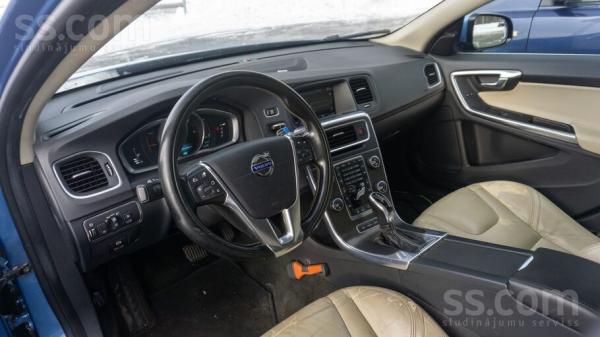 Zils Volvo V60 2013 Rīga, ar dzinēja tilpumu 2.40 L un nobraukumu 334 tūkst. km par 4590 €, foto 9 vietnē AUTOMOTO.COM.LV