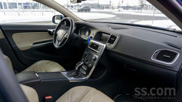Zils Volvo V60 2013 Rīga, ar dzinēja tilpumu 2.40 L un nobraukumu 334 tūkst. km par 4590 €, foto 10 vietnē AUTOMOTO.COM.LV