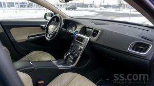 Zils Volvo V60 2013 Rīga, ar dzinēja tilpumu 2.40 L un nobraukumu 334 tūkst. km par 4590 €, foto 11 vietnē AUTOMOTO.COM.LV
