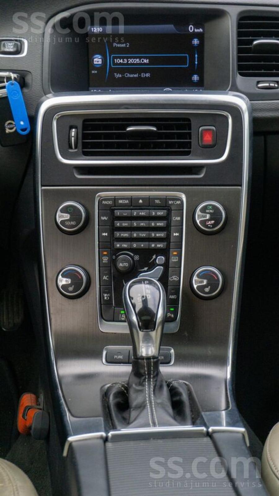 Zils Volvo V60 2013 Rīga, ar dzinēja tilpumu 2.40 L un nobraukumu 334 tūkst. km par 4590 €, foto 13 vietnē AUTOMOTO.COM.LV