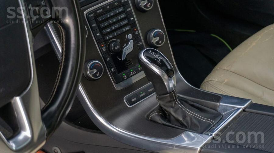 Zils Volvo V60 2013 Rīga, ar dzinēja tilpumu 2.40 L un nobraukumu 334 tūkst. km par 4590 €, foto 15 vietnē AUTOMOTO.COM.LV