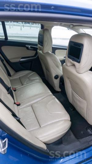 Zils Volvo V60 2013 Rīga, ar dzinēja tilpumu 2.40 L un nobraukumu 334 tūkst. km par 4590 €, foto 23 vietnē AUTOMOTO.COM.LV