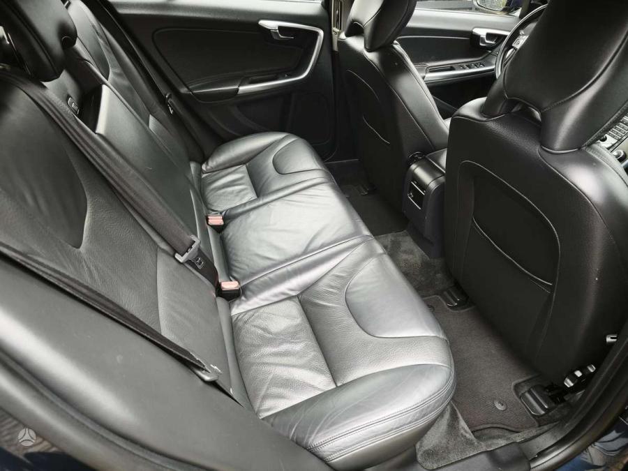 Blue Volvo V60 2013 in Klaipeda, with an engine capacity of 2.40 L and mileage of 298 thousand km for 6600 €, photo 19 on AUTOMOTO.COM.LV