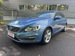 Zils Volvo V60 2013 Alīta, ar dzinēja tilpumu 1.98 L un nobraukumu 293 tūkst. km par 6900 €, foto  vietnē AUTOMOTO.COM.LV