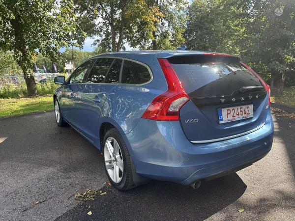 Zils Volvo V60 2013 Alīta, ar dzinēja tilpumu 1.98 L un nobraukumu 293 tūkst. km par 6900 €, foto 7 vietnē AUTOMOTO.COM.LV