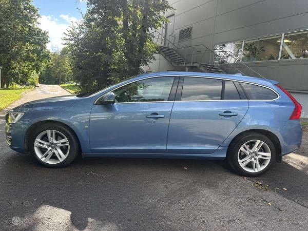 Zils Volvo V60 2013 Alīta, ar dzinēja tilpumu 1.98 L un nobraukumu 293 tūkst. km par 6900 €, foto 8 vietnē AUTOMOTO.COM.LV