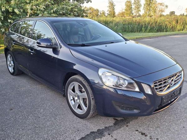 Blue Volvo V60 2013 in Ukmerge, with an engine capacity of 2.40 L and mileage of 289 thousand km for 5750 €, photo 3 on AUTOMOTO.COM.LV