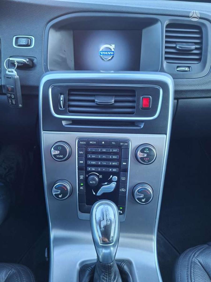 Blue Volvo V60 2013 in Ukmerge, with an engine capacity of 2.40 L and mileage of 289 thousand km for 5750 €, photo 10 on AUTOMOTO.COM.LV