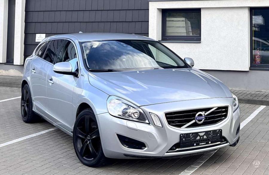 Blue Volvo V60 2013 in Kaunas, with an engine capacity of 2.40 L and mileage of 224 thousand km for 5799 €, photo 1 on AUTOMOTO.COM.LV