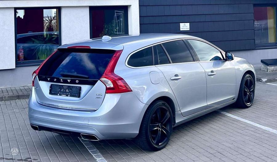 Blue Volvo V60 2013 in Kaunas, with an engine capacity of 2.40 L and mileage of 224 thousand km for 5799 €, photo 4 on AUTOMOTO.COM.LV