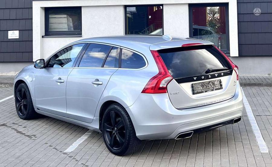 Blue Volvo V60 2013 in Kaunas, with an engine capacity of 2.40 L and mileage of 224 thousand km for 5799 €, photo 5 on AUTOMOTO.COM.LV