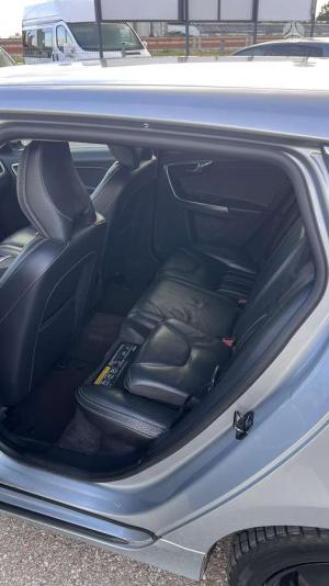Blue Volvo V60 2013 in Kaunas, with an engine capacity of 2.40 L and mileage of 224 thousand km for 5799 €, photo 10 on AUTOMOTO.COM.LV