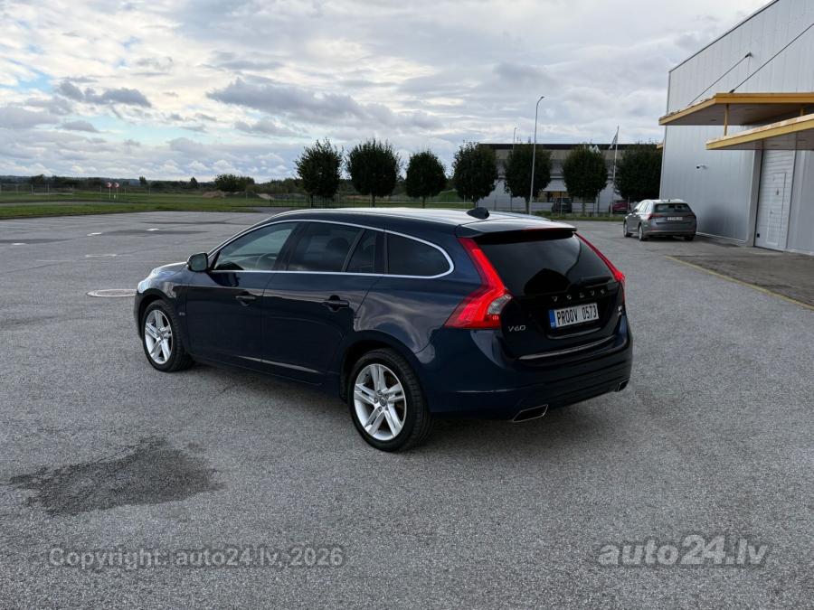Zils Volvo V60 2013 Tallina, ar dzinēja tilpumu 2.40 L un nobraukumu 241 tūkst. km par 9900 €, foto 4 vietnē AUTOMOTO.COM.LV