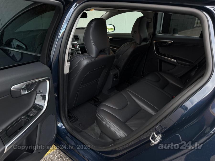 Zils Volvo V60 2013 Tallina, ar dzinēja tilpumu 2.40 L un nobraukumu 241 tūkst. km par 9900 €, foto 13 vietnē AUTOMOTO.COM.LV