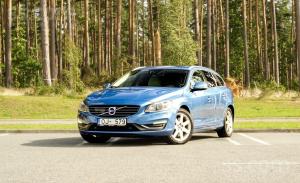 Zils Volvo V60 2013 Rīga, ar dzinēja tilpumu 2.40 L un nobraukumu 334 tūkst. km par 4590 €, foto  vietnē AUTOMOTO.COM.LV