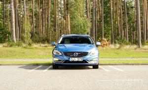 Zils Volvo V60 2013 Rīga, ar dzinēja tilpumu 2.40 L un nobraukumu 334 tūkst. km par 4590 €, foto 4 vietnē AUTOMOTO.COM.LV