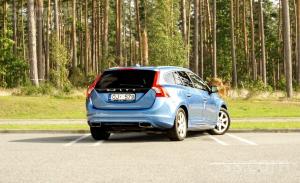 Zils Volvo V60 2013 Rīga, ar dzinēja tilpumu 2.40 L un nobraukumu 334 tūkst. km par 4590 €, foto 7 vietnē AUTOMOTO.COM.LV
