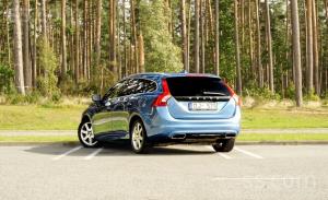 Zils Volvo V60 2013 Rīga, ar dzinēja tilpumu 2.40 L un nobraukumu 334 tūkst. km par 4590 €, foto 9 vietnē AUTOMOTO.COM.LV