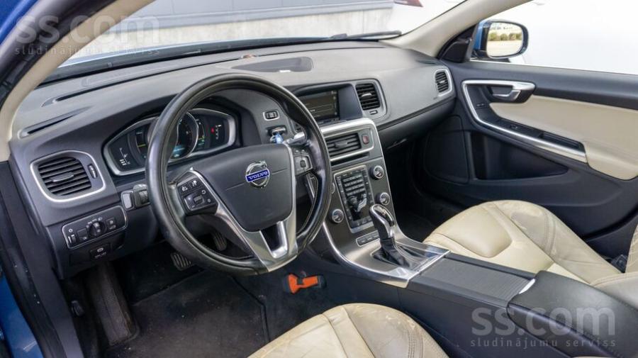 Zils Volvo V60 2013 Rīga, ar dzinēja tilpumu 2.40 L un nobraukumu 334 tūkst. km par 4590 €, foto 11 vietnē AUTOMOTO.COM.LV
