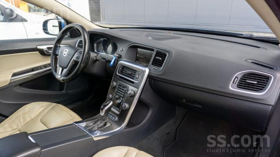 Zils Volvo V60 2013 Rīga, ar dzinēja tilpumu 2.40 L un nobraukumu 334 tūkst. km par 4590 €, foto 12 vietnē AUTOMOTO.COM.LV