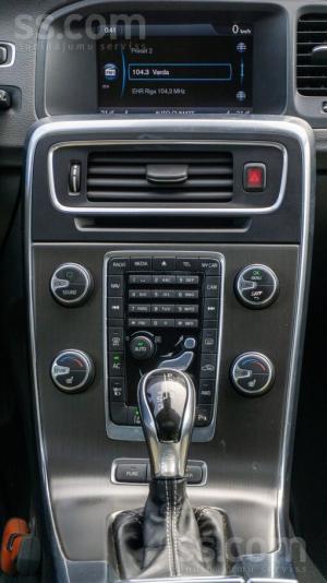 Zils Volvo V60 2013 Rīga, ar dzinēja tilpumu 2.40 L un nobraukumu 334 tūkst. km par 4590 €, foto 14 vietnē AUTOMOTO.COM.LV