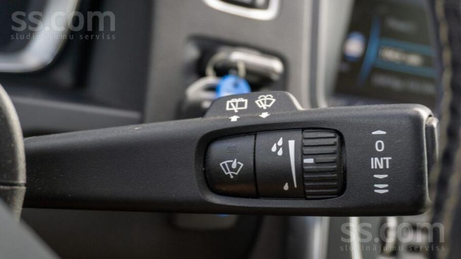Zils Volvo V60 2013 Rīga, ar dzinēja tilpumu 2.40 L un nobraukumu 334 tūkst. km par 4590 €, foto 20 vietnē AUTOMOTO.COM.LV