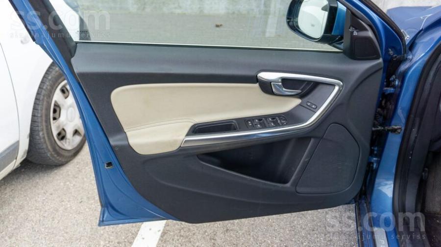 Zils Volvo V60 2013 Rīga, ar dzinēja tilpumu 2.40 L un nobraukumu 334 tūkst. km par 4590 €, foto 23 vietnē AUTOMOTO.COM.LV